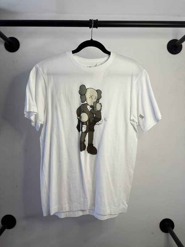 PLAYERA KAWS COMPANION CARGANDO – PLUG MEXICO